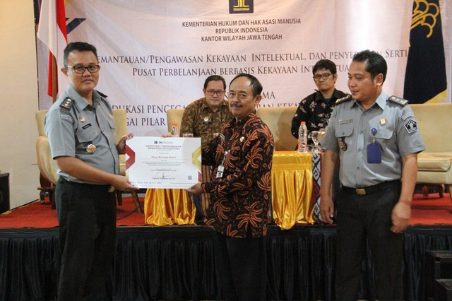 Kemenkumham Jateng Serahkan 6 Sertifikat Penghargaan Bagi Pusat Perbelanjaan | kumparan.com