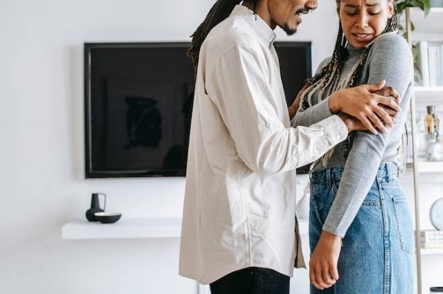 9 Ciri-ciri Pacar Selingkuh Menurut Psikologi yang Wajib Diketahui | kumparan.com