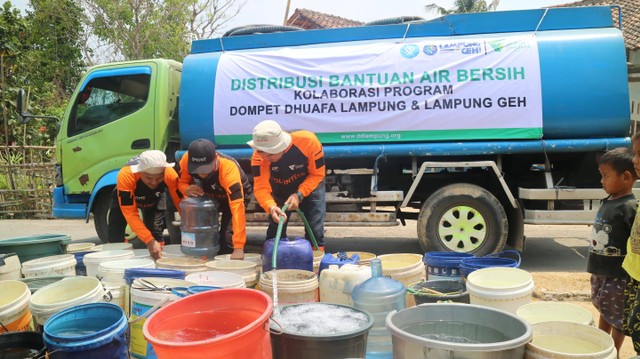 Dompet Dhuafa Lampung dan Lampung Geh Peduli Salurkan Air Bersih di Way Gubak | kumparan.com