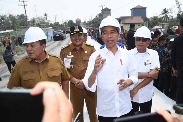 Jokowi Cek Jalan di Lampung: Anggaran Rp 800 M, Gubernur Rajin Banget | kumparan.com