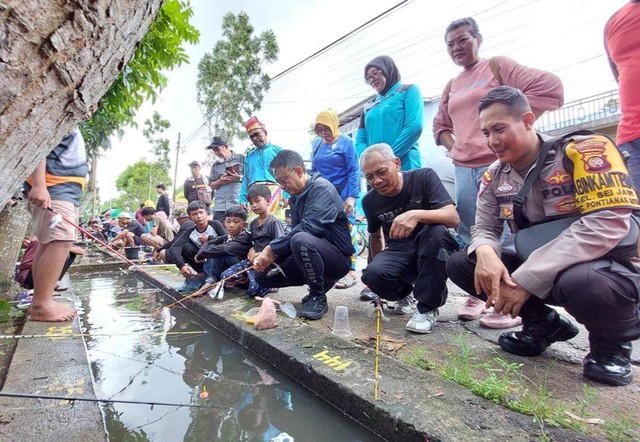Ratusan Warga Pontianak Ikut Lomba Mancing di Parit | kumparan.com