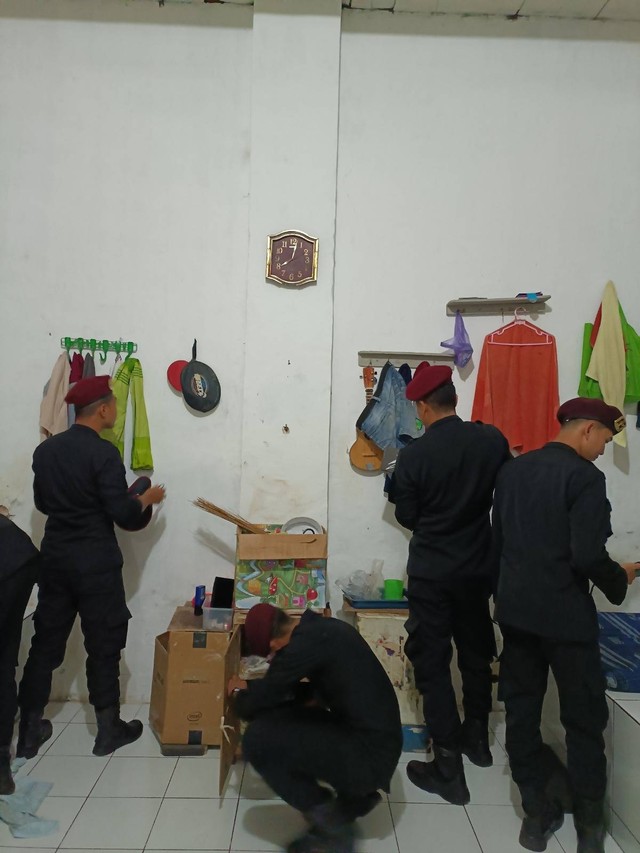 Cegah Gangguan Kamtib, Lapas Plantungan Gelar Razia Gabungan Dengan TNI ... Cegah Gangguan Kamtib, Lapas Plantungan Gelar Razia Gabungan Dengan TNI ...