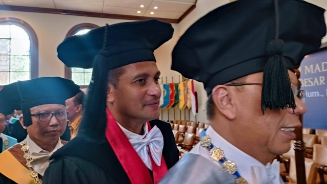 Jadi Tersangka KPK, Eddy Hiariej Hadiri Pengukuhan Guru Besar UGM ...