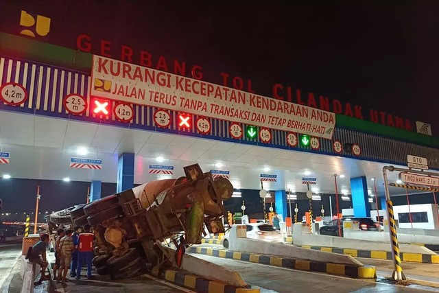 Truk Molen Terguling di Pintu Tol Cilandak Utama | kumparan.com