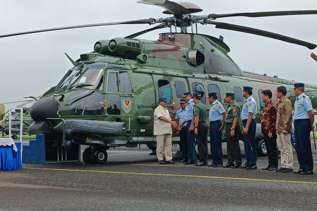 Prabowo Serahkan 8 Helikopter dan 1 Simulator ke TNI AU: Pertahanan itu Mahal | kumparan.com