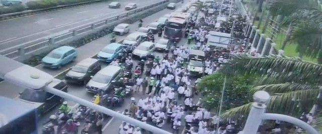 Ada Demo Apdesi Di Depan Dpr Jalan Gatot Subroto Arah Slipi Ditutup