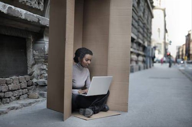 7 Karakter Orang Pendiam yang Bisa Diambil Pelajarannya | kumparan.com