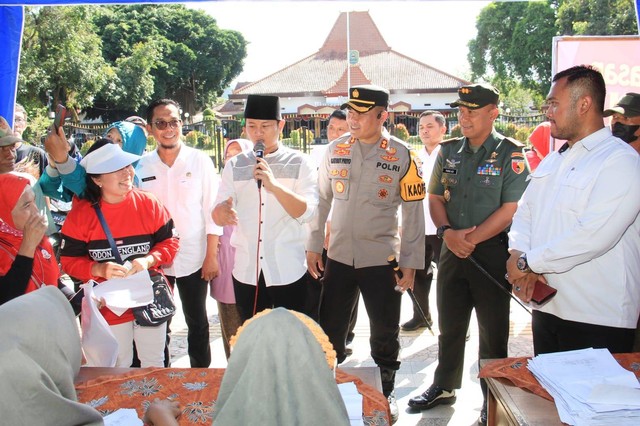 Operasi Pasar Murah Trenggalek: Sebuah Langkah Nyata untuk Kesejahteraan Bersama | kumparan.com