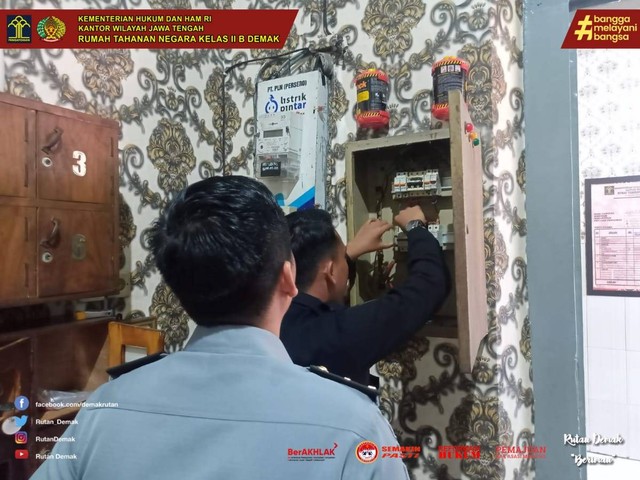 Pemeliharaan Rutin: Petugas Rutan Fokus pada Cek Instalasi Listrik | kumparan.com