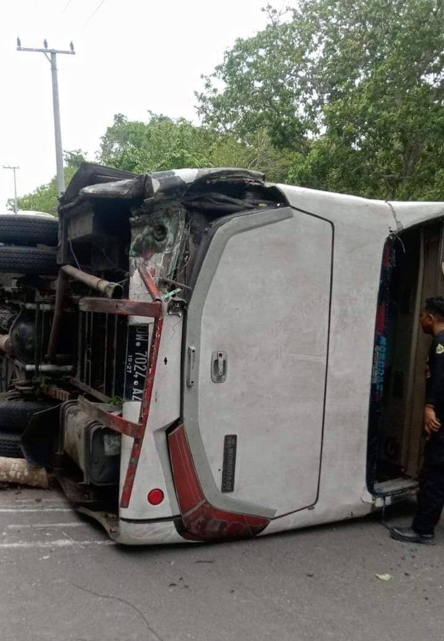 Bus Karyawan Bank Terbalik saat Wisata ke Pantai Mandala Ria Sulsel ...