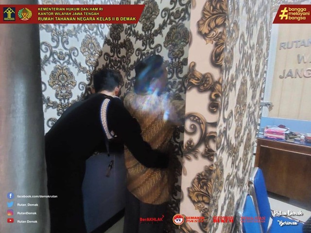 Keamanan Maksimal : Rutan Demak Cek Barang Pengunjung | kumparan.com