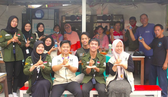 Warga Wirogunan dan KKN UAD Buat Lilin Aromaterapi dari Limbah B3 | kumparan.com