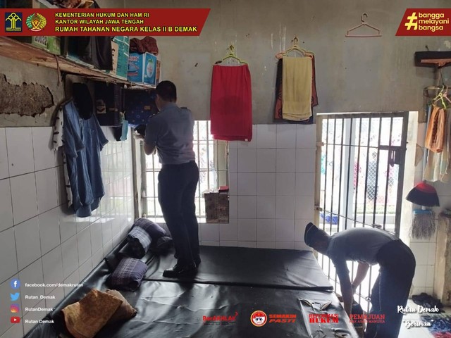 Cegah Halinar, Rutan Demak Lakukan Penggeledahan Insidential | kumparan.com Cegah Halinar, Rutan Demak Lakukan Penggeledahan Insidential | kumparan.com