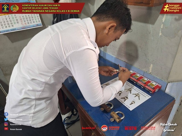 Rutan Demak Lakukan Cek Kunci Kamar Blok Hunian sebagai Langkah Deteksi ... Rutan Demak Lakukan Cek Kunci Kamar Blok Hunian sebagai Langkah Deteksi ...