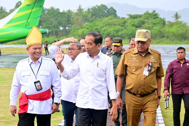 Jokowi ke Kepulauan Talaud, Sulut: Diberi Gelar Adat hingga Kunjungi ...