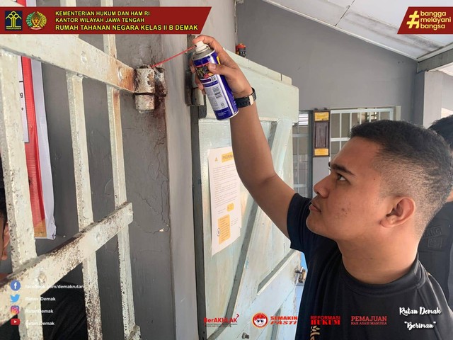 Upaya Lakukan Perawatan Gedung, Rutan Demak Cek Setiap Engsel Pintu Kamar | kumparan.com