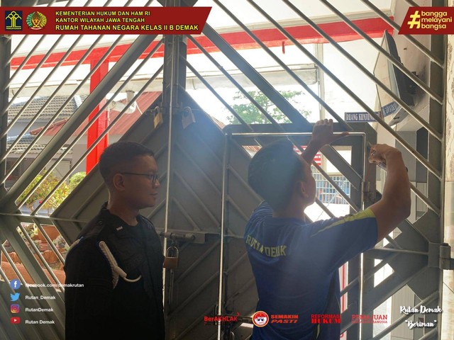 Rutan Demak Rutin Cek Kondisi Engsel Pintu dan Berikan Pelumas | kumparan.com