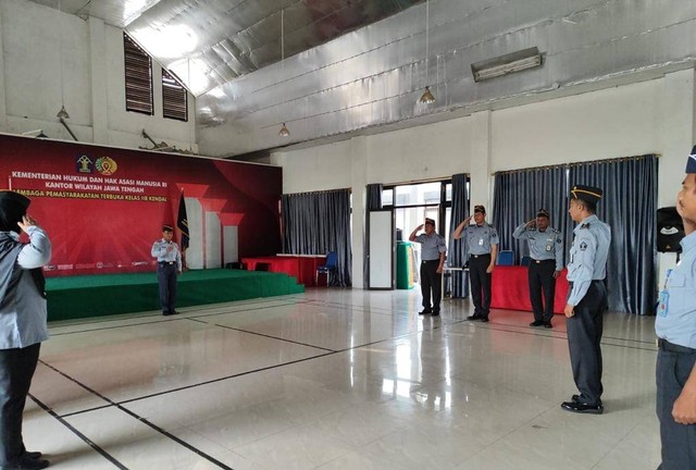 Apel Perdana di Tahun 2024, Kalapas Terbuka Kendal Ajak Untuk ... Apel Perdana di Tahun 2024, Kalapas Terbuka Kendal Ajak Untuk ...