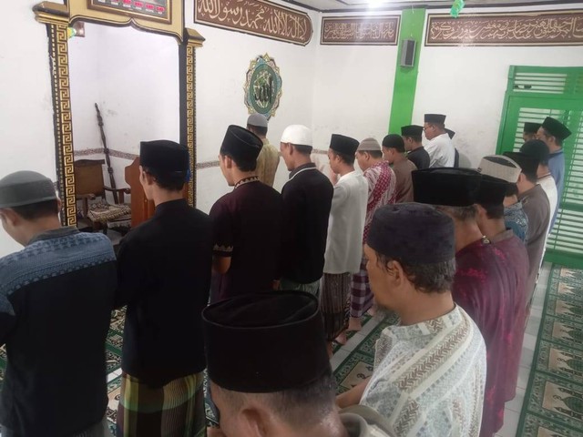 Sholat Ghoib untuk Alm. Maulana Muhammad Al-Ghifari dan Alm. Umar bin ...