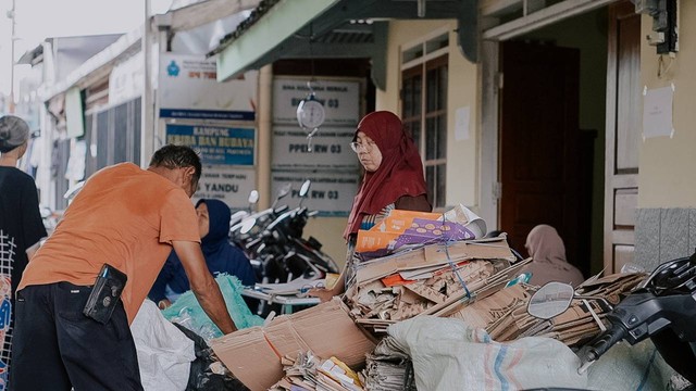 Mahasiswa UAD Bantu Warga Pakuncen Kelola Sampah Anorganik | kumparan.com
