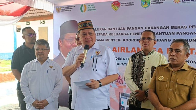 Airlangga Salurkan Bansos di Labuan Bajo: Jokowi Minta Tiap Bulan 10 Kg ...