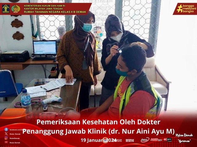 Dokter Aini dan Dr. Widya Melakukan Pemeriksaan Kesehatan Rutin di Rutan Demak | kumparan.com