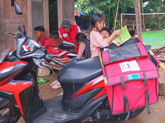 Kisah Perjuangan Motor Baca Keliling di Kaki Gunung Salak | kumparan.com