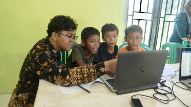 Edukasi Teknologi untuk Anak, Mahasiswa KKN Unila Bikin Program Les ...