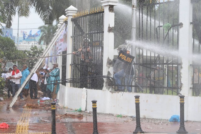 Massa Demo APDESI Rusak dan Palu Pagar DPR, Polisi Buru Pelaku | kumparan.com