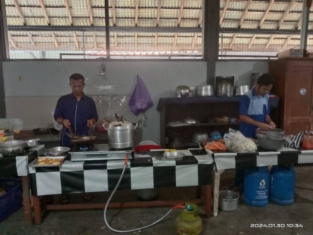 Kuliner Balik Jeruji: Narapidana Lapas Magelang Sibuk dalam Kegiatan ... Kuliner Balik Jeruji: Narapidana Lapas Magelang Sibuk dalam Kegiatan ...