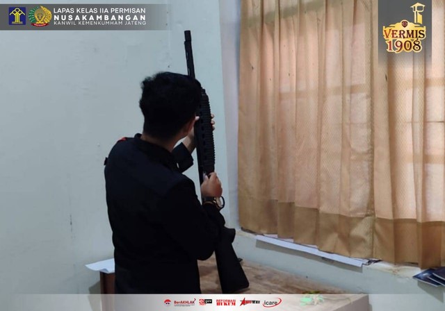 Petugas Lapas Permisan Lakukan Perawatan Senjata Secara Berkala | kumparan.com