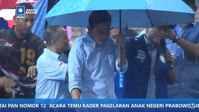 Gibran Hujan Hujanan Nyeker Salami Warga Di Kampanye Akbar Bareng Pan