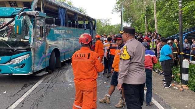 Bus Terguling di Bukit Bego Bantul, Korban Tewas Bertambah Jadi 2 Orang | kumparan.com