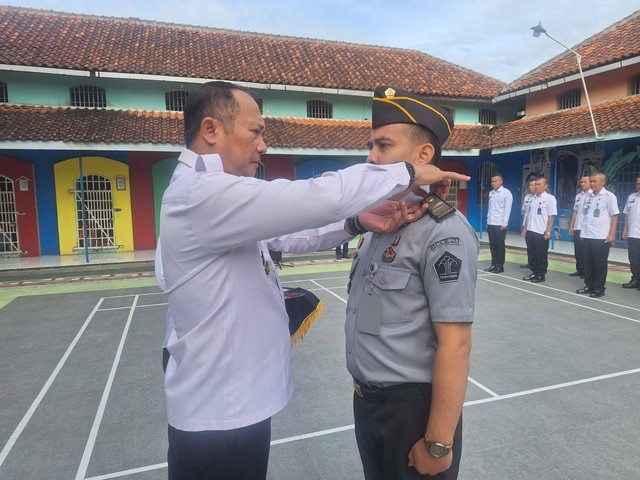 Kepala LPKA Kutoarjo Sematkan Tanda Kenaikan Pangkat Kasubsi Pelmamiper ... Kepala LPKA Kutoarjo Sematkan Tanda Kenaikan Pangkat Kasubsi Pelmamiper ...