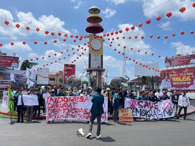 Sejumlah Mahasiswa di Lampung Gelar Aksi Mimbar Bebas Selamatkan ...