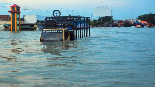 Pantura Demak Masih Terendam Banjir, Ini Rute Pengalihan Arus Demak ... Pantura Demak Masih Terendam Banjir, Ini Rute Pengalihan Arus Demak ...