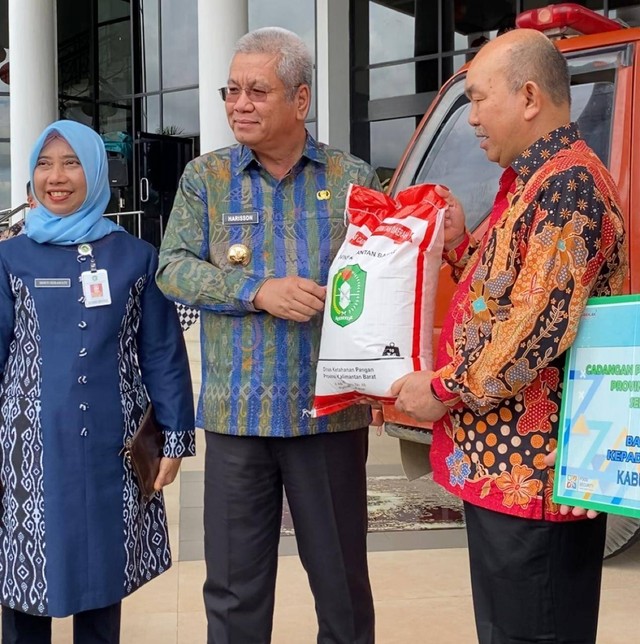 Harisson Salurkan Bantuan 62,47 Ton Beras untuk Warga Terdampak Banjir di Landak | kumparan.com