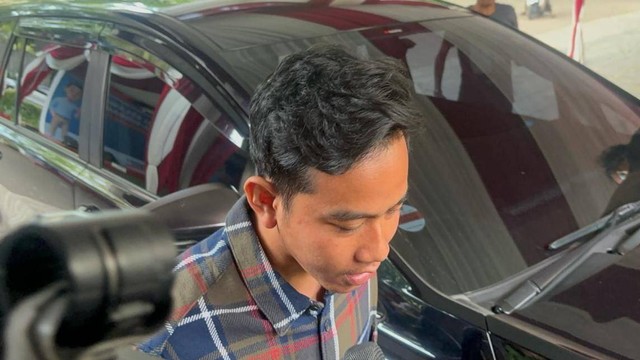 Gibran Tinggalkan Kertanegara, Enggan Bicara Hasil Pertemuan dengan ... Gibran Tinggalkan Kertanegara, Enggan Bicara Hasil Pertemuan dengan ...
