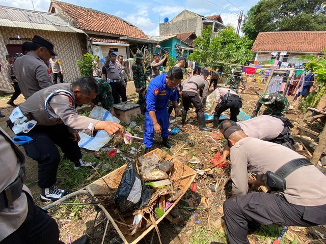 Pasca Banjir, TNI-Polri Gotong Royong Bersihkan Sampah Lumpur di Bandar Lampung | kumparan.com
