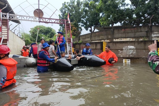 38 Ruas Jalan hingga 8 RT Masih Banjir, BPBD DKI Siapkan Perahu Karet | kumparan.com