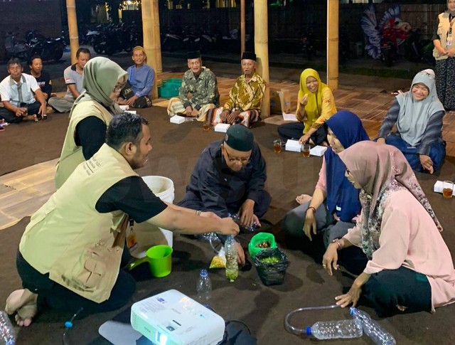 Mengolah Sampah Organik dengan Eco Enzyme dan Ember Tumpuk | kumparan.com