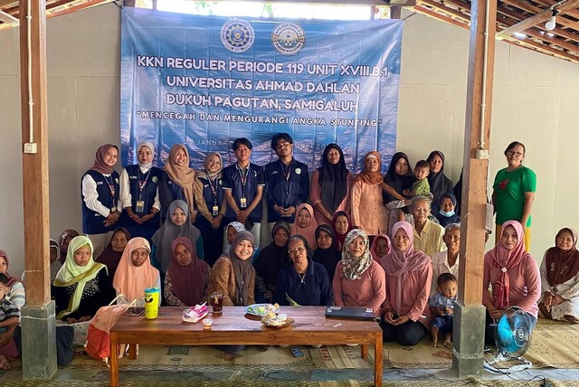 Mahasiswa UAD Edukasi Warga Pagutan tentang Stunting dan Hipertensi | kumparan.com