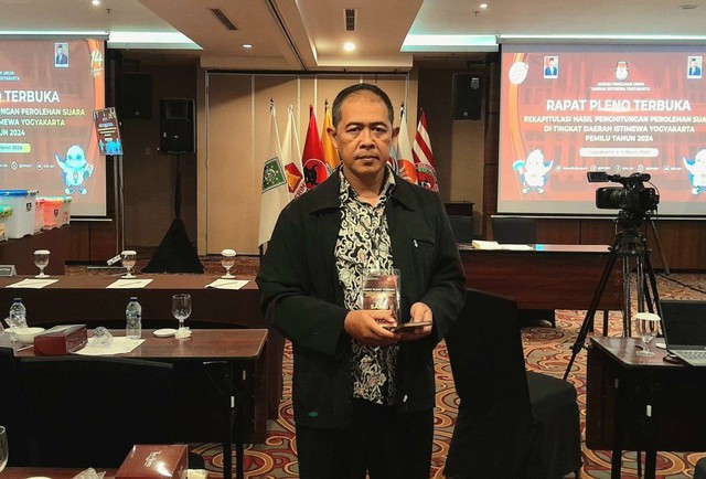 Saksi Paslon 01 Tolak Tanda Tangan Hasil Rekapitulasi Perhitungan Suara DIY | kumparan.com