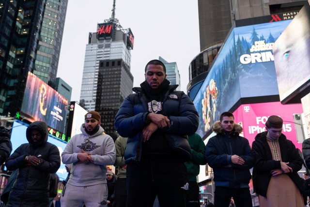 Ratusan Muslim Salat Tarawih di Times Square New York | kumparan.com