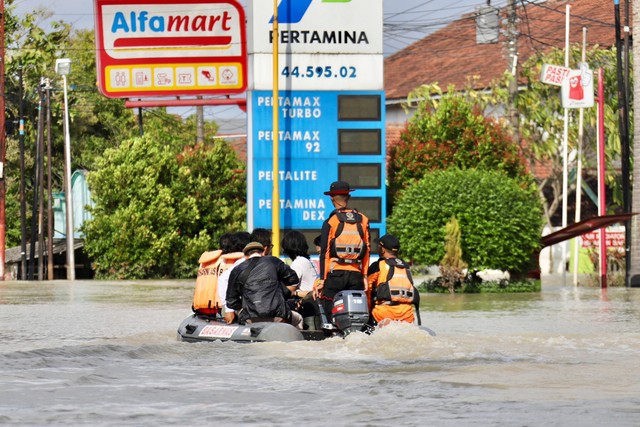 Pantura Demak-Kudus Lumpuh karena Banjir, Ini Jalur Alternatifnya | kumparan.com