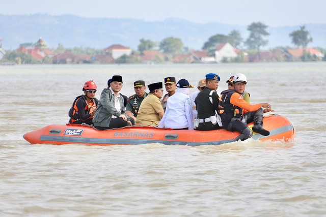 Demak Masih Terendam Banjir hingga 2 Meter, Jalur Pantura Lumpuh | kumparan.com
