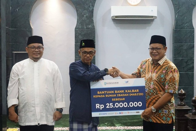 Bank Kalbar Salurkan Bantuan Senilai Rp 25 Juta untuk Masjid Raya ...