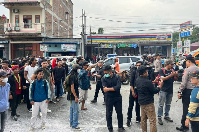 Massa yang Demo di Polda Sumut Blokade Jalan SM Raja, Lalin Macet ... Massa yang Demo di Polda Sumut Blokade Jalan SM Raja, Lalin Macet ...