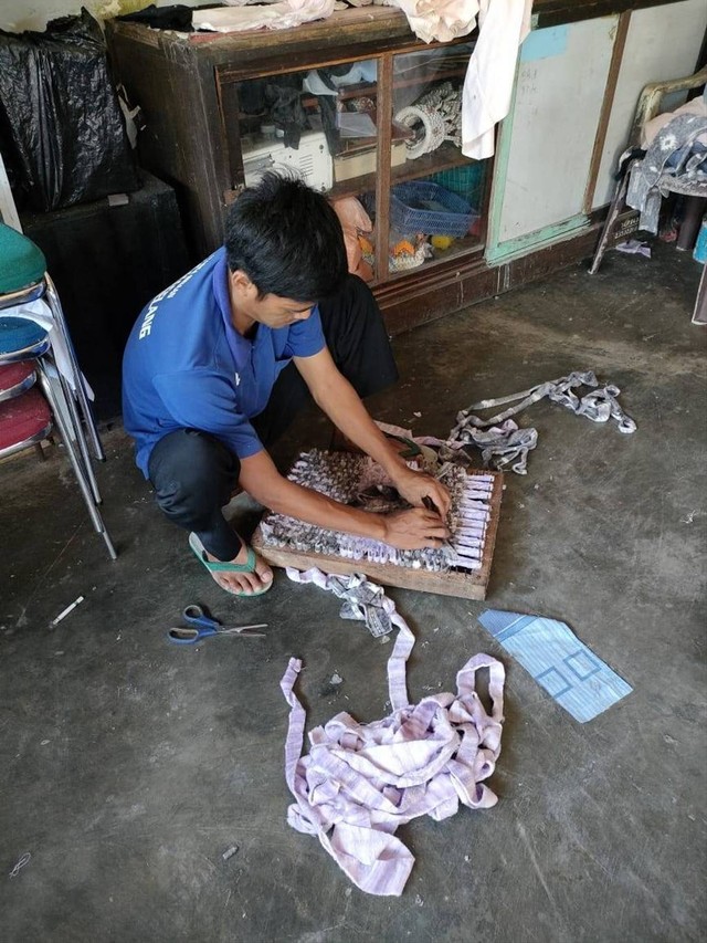 Pembuatan Keset: Narapidana Lapas Magelang Terlibat dalam Kegiatan ... Pembuatan Keset: Narapidana Lapas Magelang Terlibat dalam Kegiatan ...