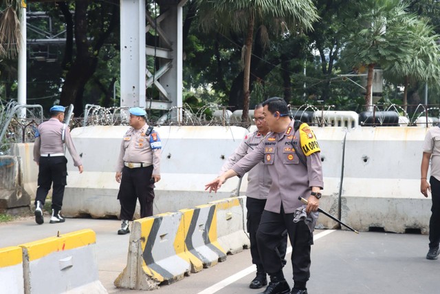 Ada Demo di Patung Kuda, Arus Lalu Lintas ke Depan MK Ditutup | kumparan.com